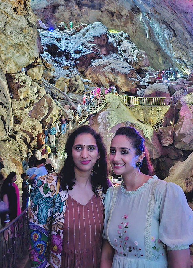 బొర్రా గుహల్లో చిల్ అవుతున్న హీరోయిన్ లయ (ఫొటోలు) | Actress Laya Gorty At Araku Borra Caves In ...